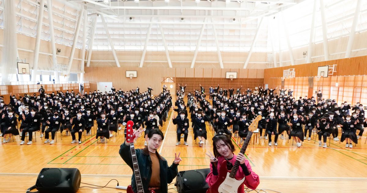 ハマ・オカモト（OKAMOTO’S）×Rei、フェンダーのイベントで中学生に音楽の特別レッスン！スペシャルセッションも披露 – THE FIRST TIMES
