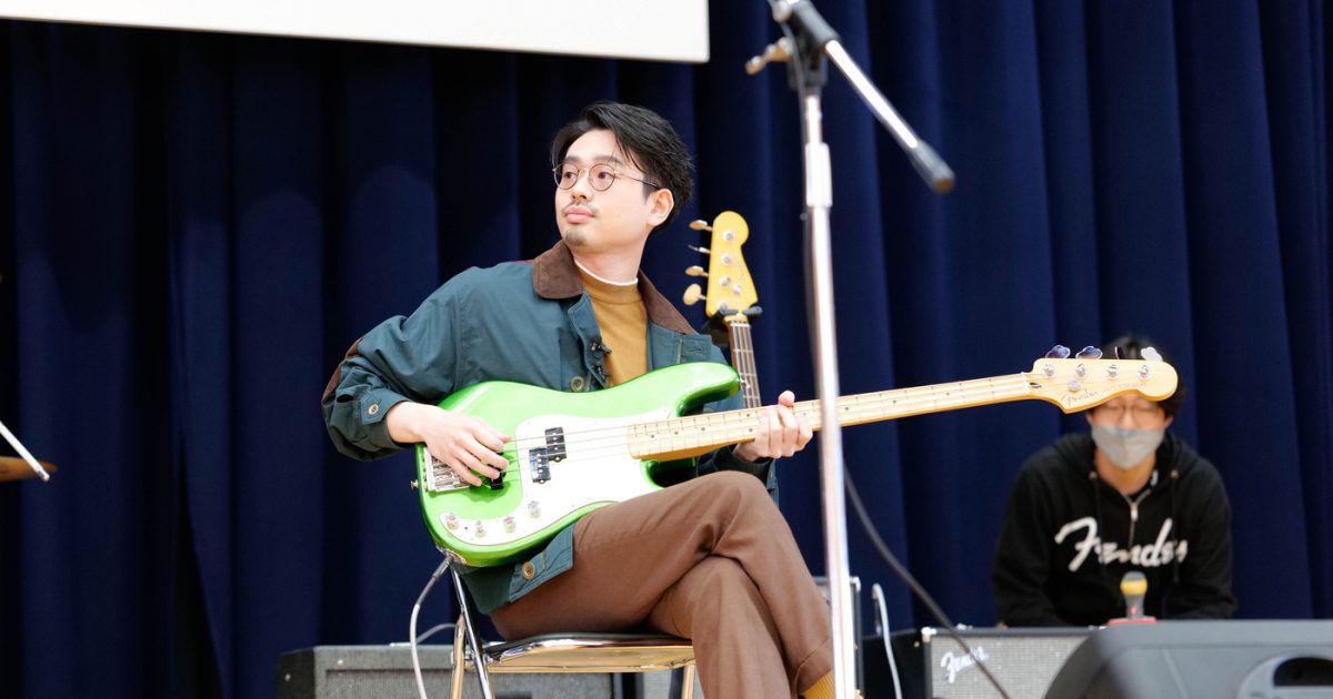 ハマ・オカモト（OKAMOTO’S）×Rei、フェンダーのイベントで中学生に音楽の特別レッスン！スペシャルセッションも披露 – 画像一覧（6/ ...