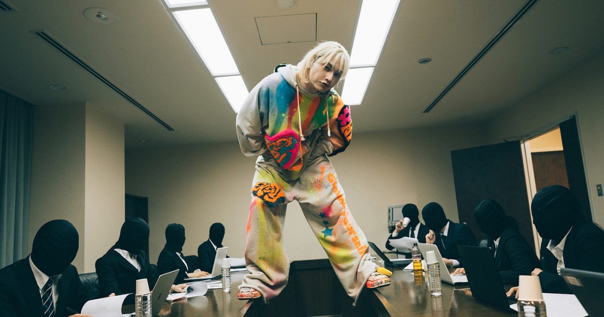 SKY-HI、新曲「ヒッピー」のMVプレミア公開が決定！ ティザームービーにはどこか普通のサラリーマンとは違うスーツ姿のSKY-HIが – THE FIRST TIMES