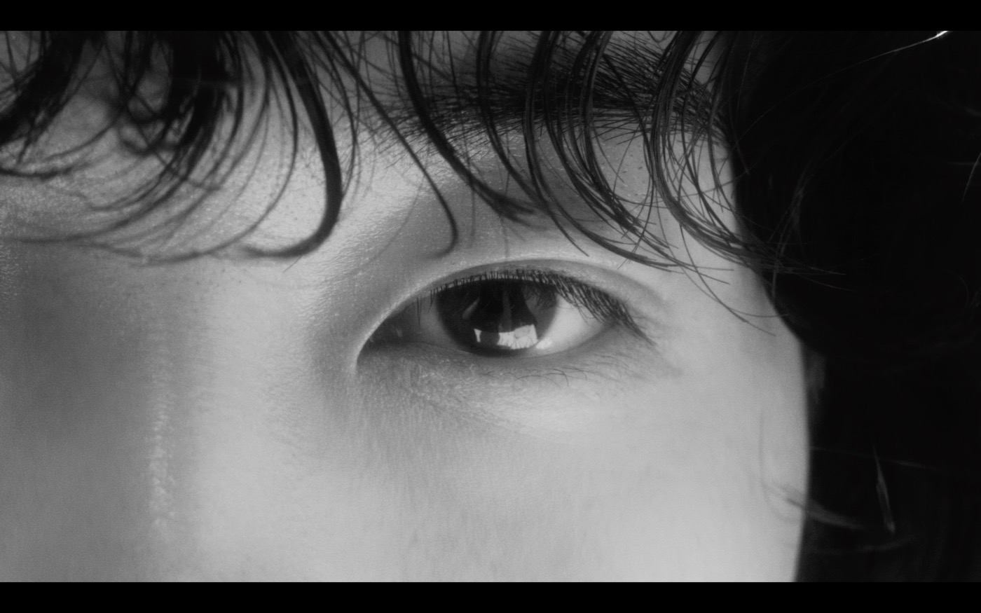 imase、新曲「Shine Out」MV公開！ 楽曲を“発光源”ととらえ、光と影で作り出すモノクロの世界を表現 – THE FIRST TIMES