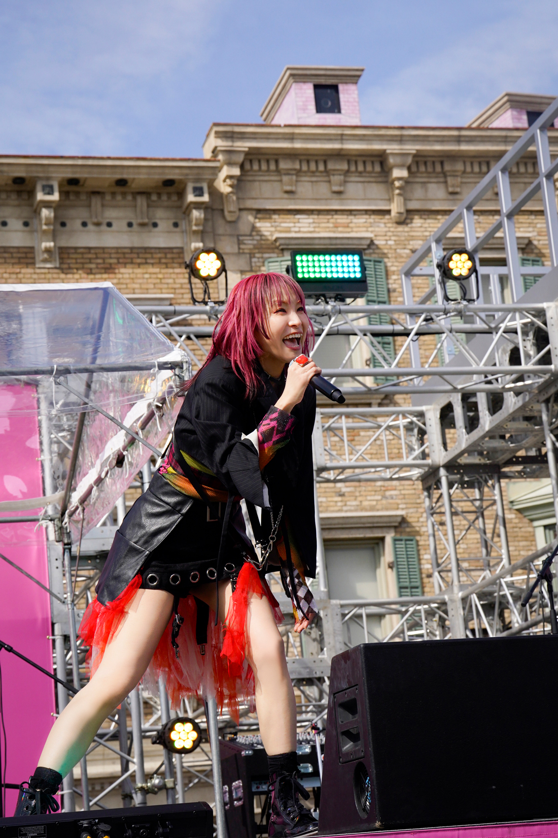 【ライブレポート】LiSA、念願のUSJ初ライブで興奮と熱狂の幕開け！ 学生に忘れられない思い出を届けるイベント『ユニ春！ライブ 2024』1日目レポート – THE FIRST TIMES
