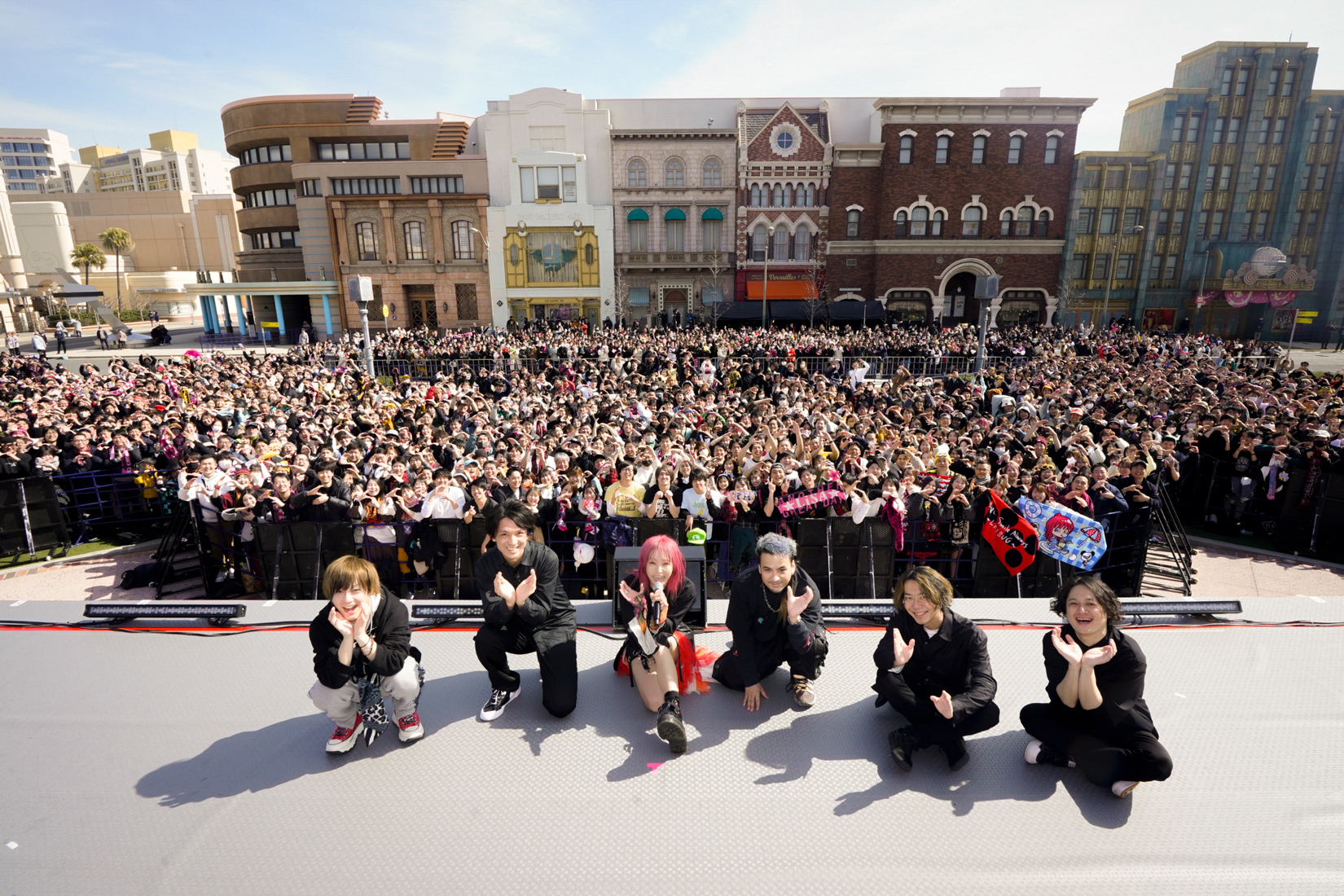 【ライブレポート】LiSA、念願のUSJ初ライブで興奮と熱狂の幕開け！ 学生に忘れられない思い出を届けるイベント『ユニ春！ライブ 2024』1日目レポート – THE FIRST TIMES