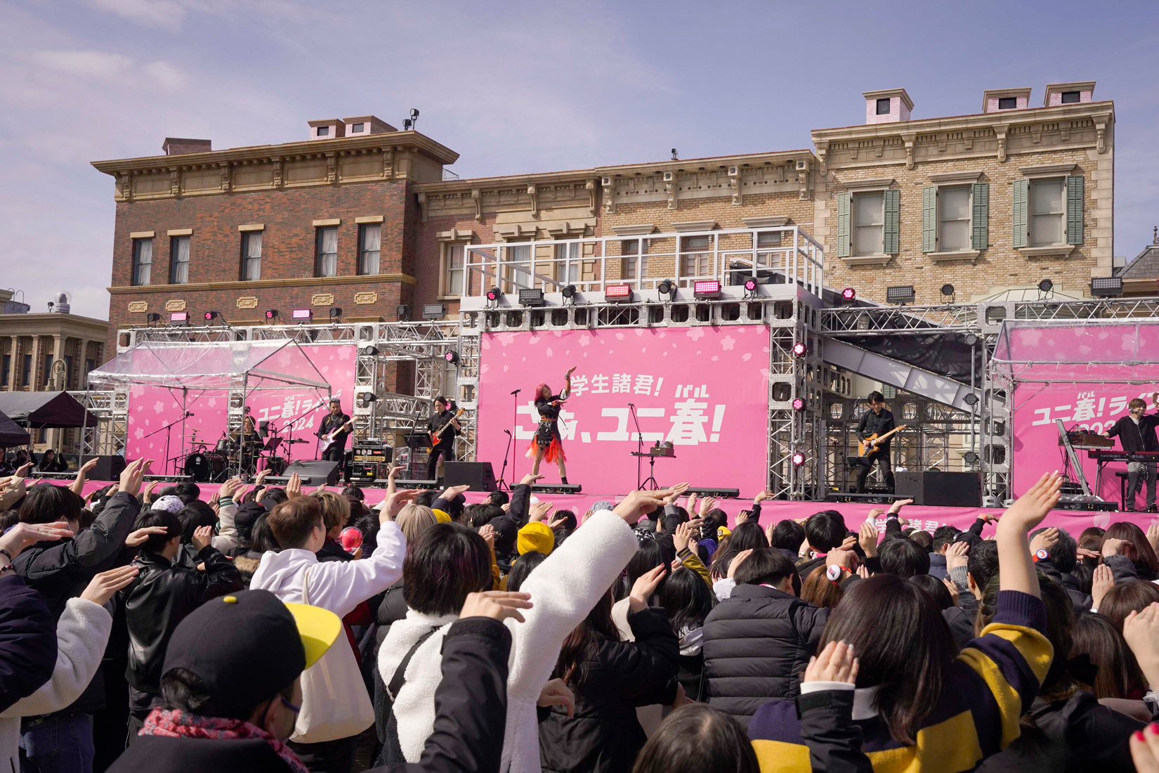 【ライブレポート】LiSA、念願のUSJ初ライブで興奮と熱狂の幕開け！ 学生に忘れられない思い出を届けるイベント『ユニ春！ライブ 2024』1日目レポート – THE FIRST TIMES