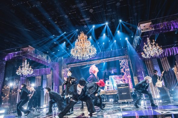 YOSHIKIのピアノ演奏映像と、生パフォーマンスが融合！ XY、デビュー曲「Crazy Love」を『Premium Music 2023』で初披露 – THE FIRST TIMES