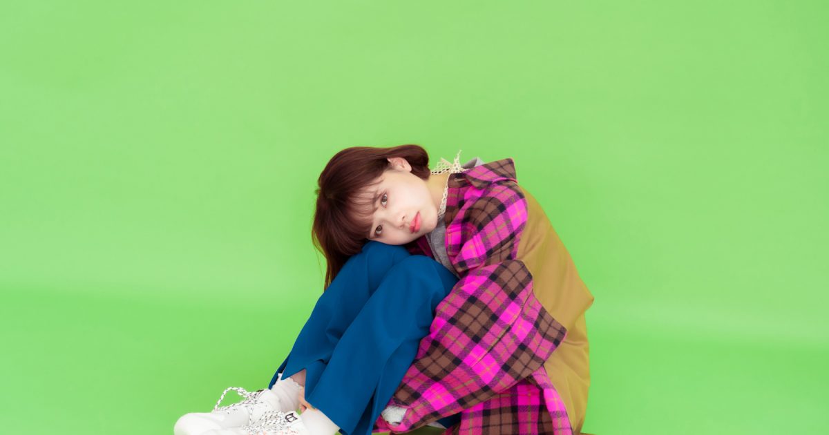 Z世代を夢中にさせる「PAKU」で話題のasmi。コラボ殺到＆TikTokでバズり連発の歌声の秘密とは?! – THE FIRST TIMES