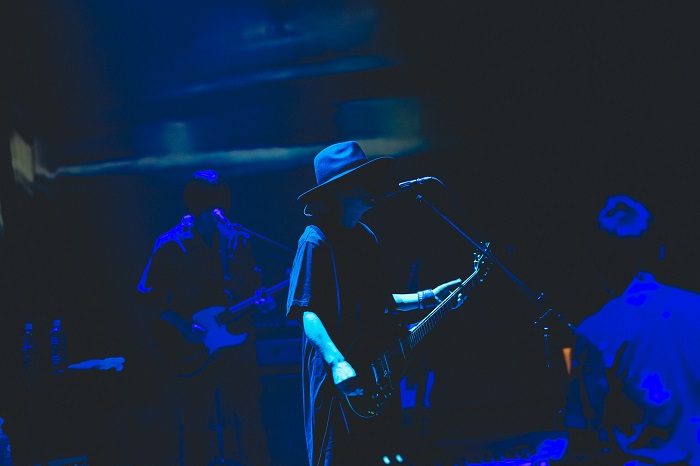 amazarashi、10周年記念ライブより「ポルノ映画の看板の下で」ライブ映像公開 – 画像一覧（8/9） – THE FIRST TIMES