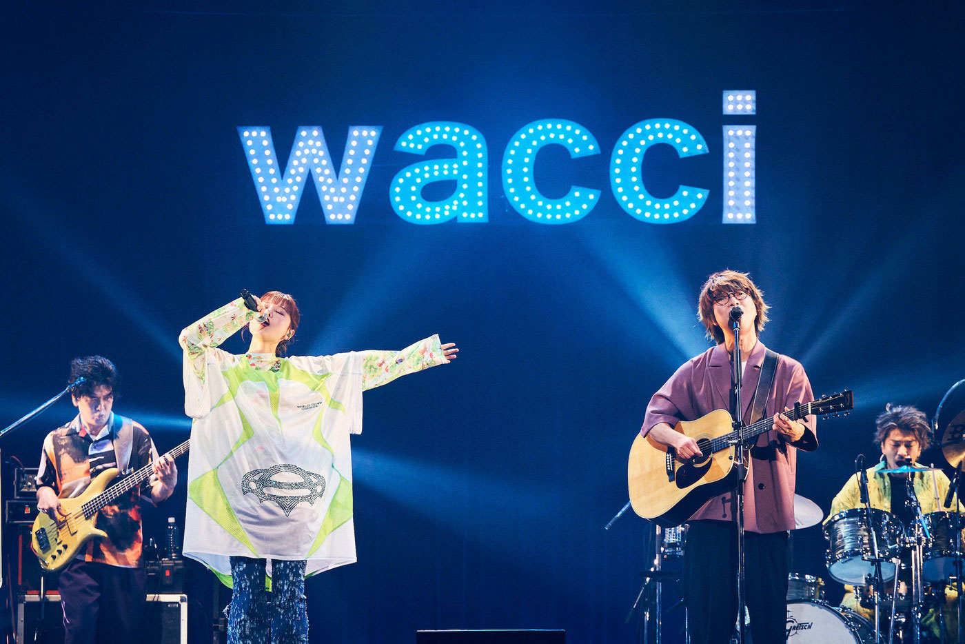 【レポート】wacci、全国ツアーファイナル公演にasmiがサプライズ登場！コラボ曲「リバイバル feat. asmi」をライブ初披露 – THE FIRST TIMES