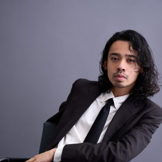 ALI、ボーカル・LEOが語る新作の背景。「ストーリーも含めてこの曲は形にしたかった」という思いと“音楽”と歩く人生観 – 画像一覧（2/9 ...