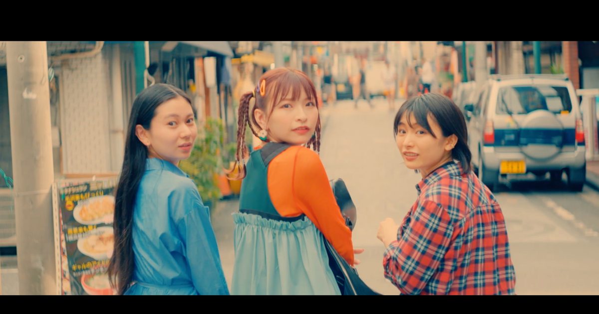 halca、アニメ『Engage Kiss』OPテーマ「誰彼スクランブル」MVで演技に初挑戦 – THE FIRST TIMES