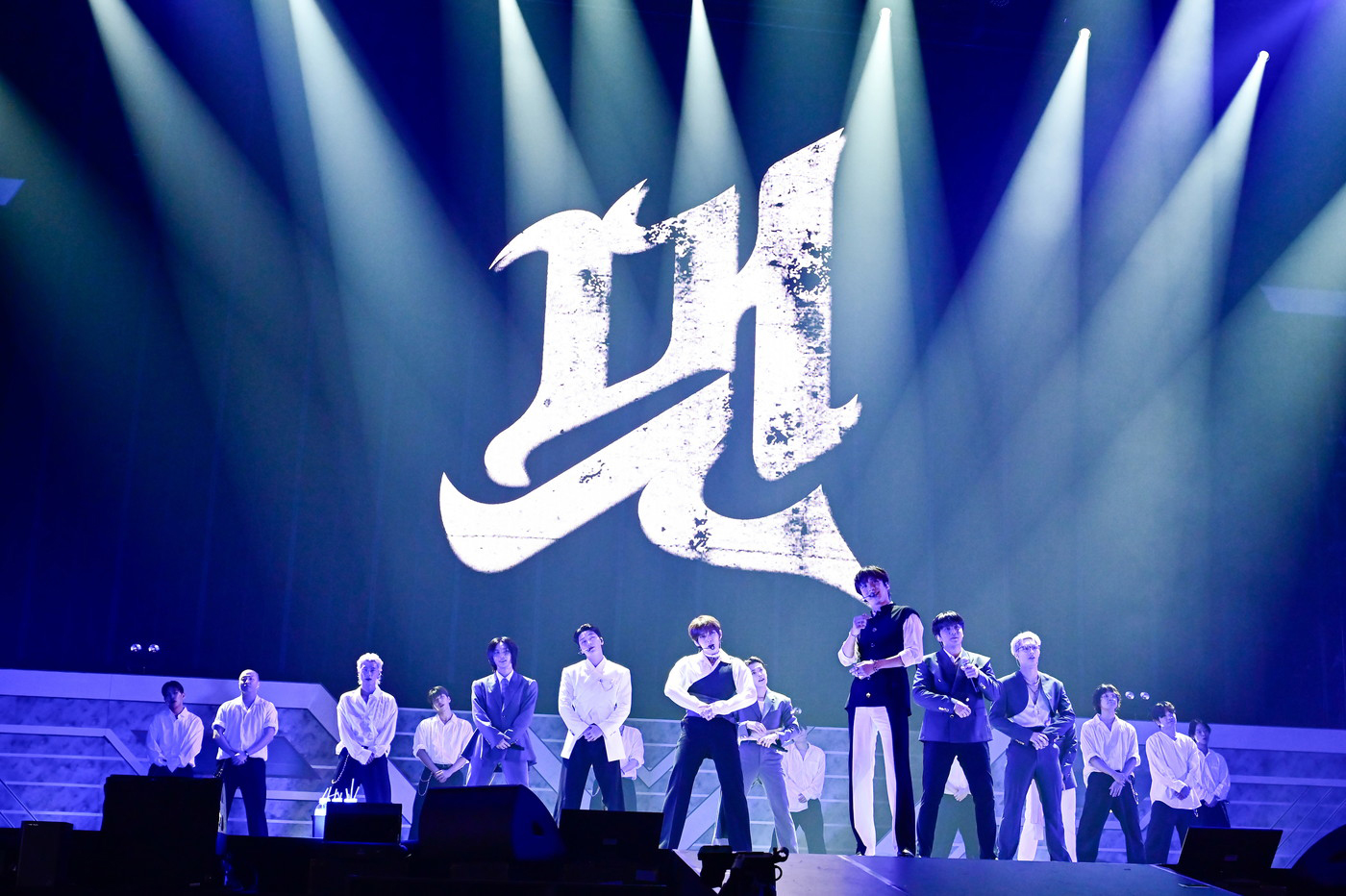 ATTEZ、BMSG POSSE、ME:I、ØMIらが出演！グローバルアーティストによる音楽の祭典『BEAT AX Vol.4』がHuluで擬似ライブ配信決定 – THE FIRST TIMES