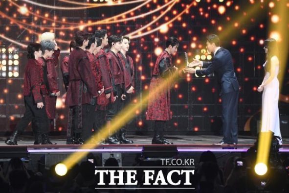 SEVENTEENが『2023 THE FACT MUSIC AWARDS (TMA)』で「大賞」を受賞 – THE FIRST TIMES