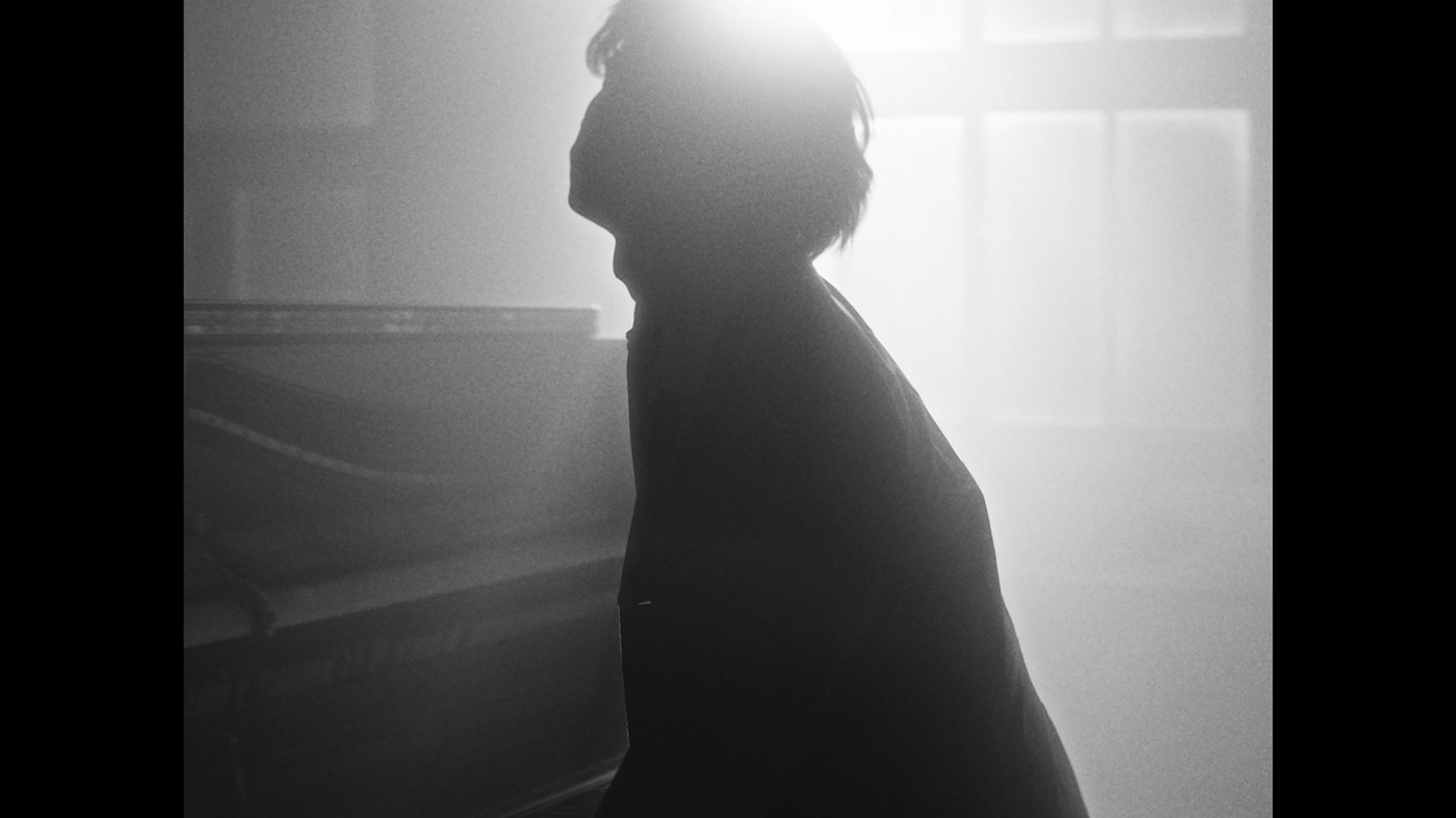 jo0ji、退廃的な美しさに満ちた「BAE」MV公開 – THE FIRST TIMES