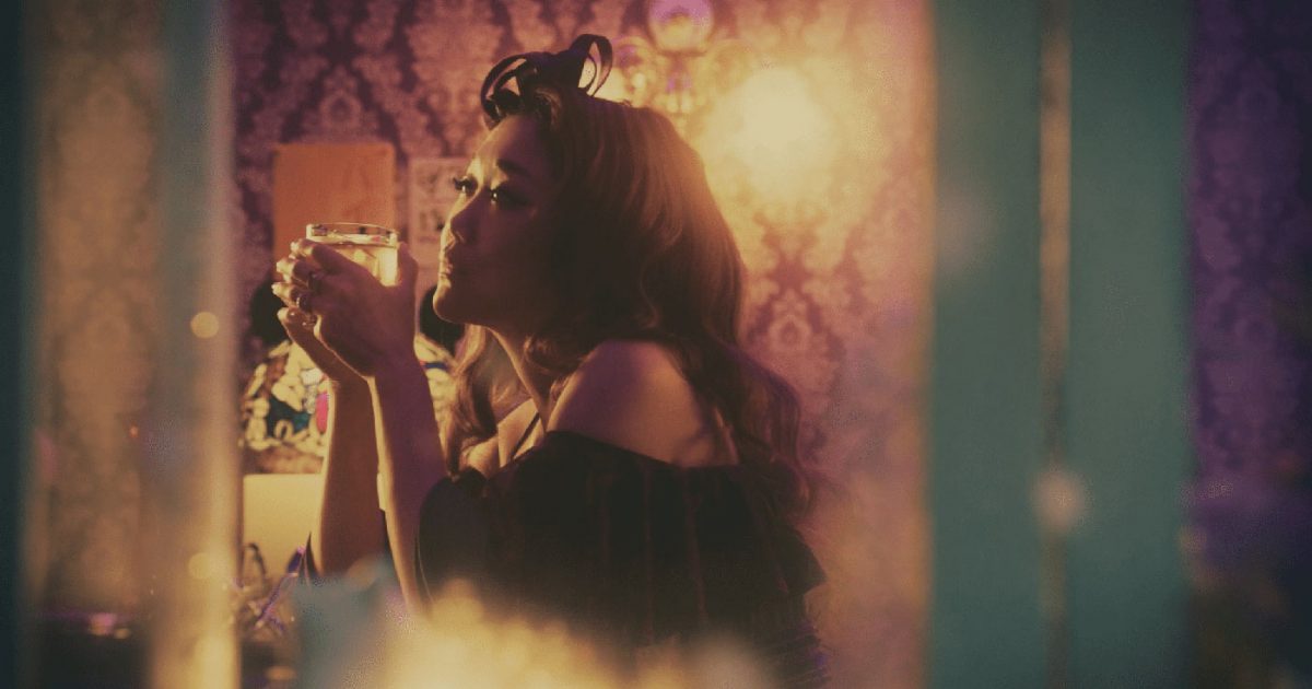 JUJU「なごり雪」MV公開！JUJUが「スナックJUJU」でママとして働く姿と静かに降る雪が交わる切なくも美しい作品が完成 – THE FIRST TIMES