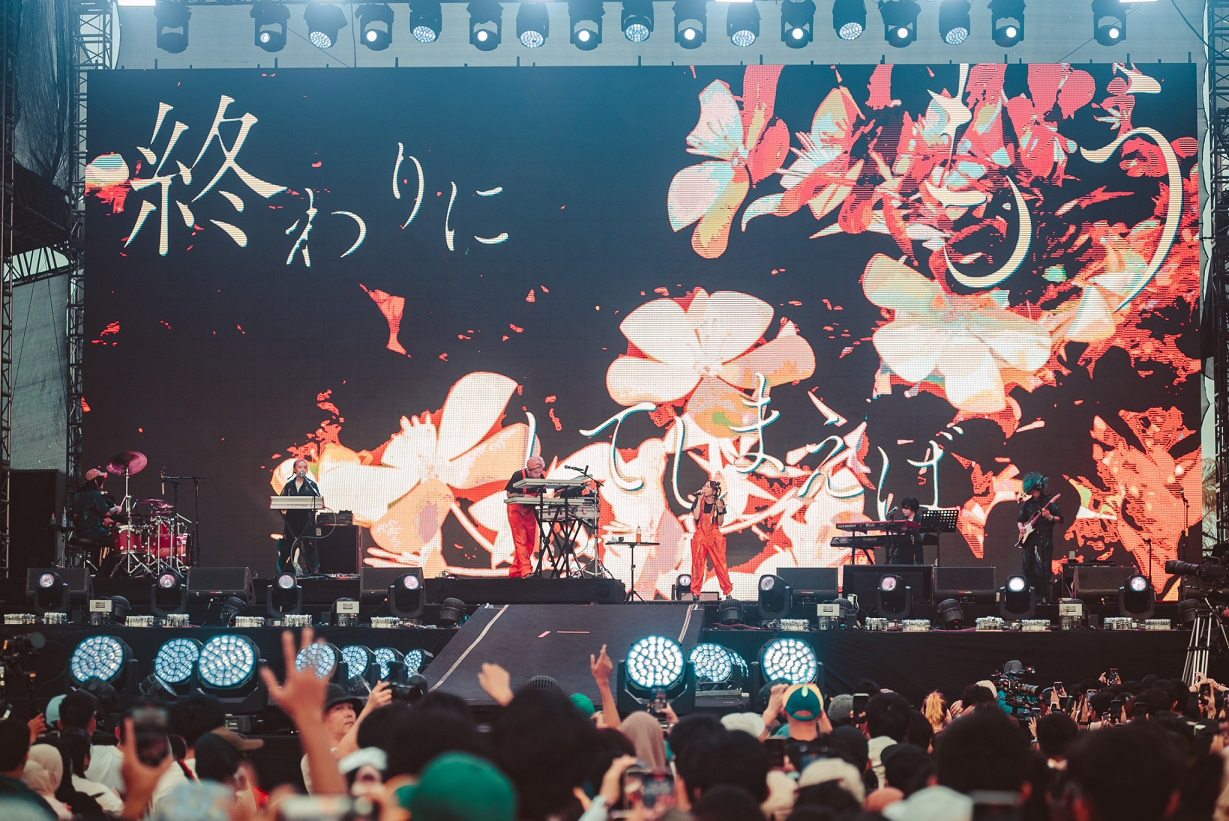 YOASOBI、海外初パフォーマンスを完遂！「We are YOASOBI from JAPAN!!」 – THE FIRST TIMES