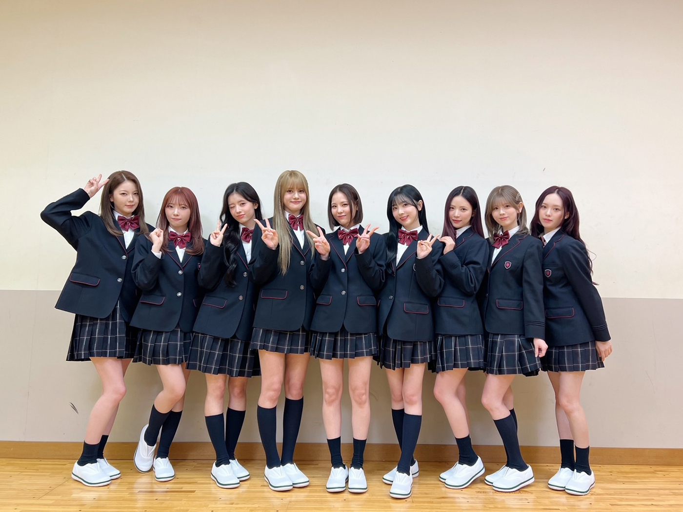 NiziUが『モニタリング』初参戦！制服姿で学校に潜入しサプライズを敢行 – 画像一覧（1/4） – THE FIRST TIMES