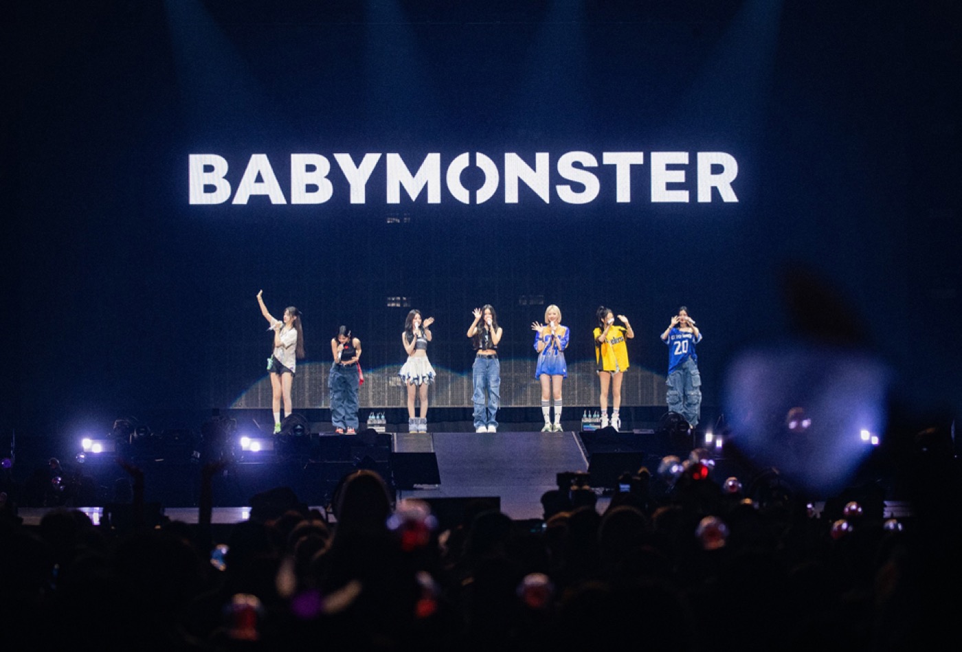 BABYMONSTER、2NE1の来日公演にサプライズ出演 – THE FIRST TIMES