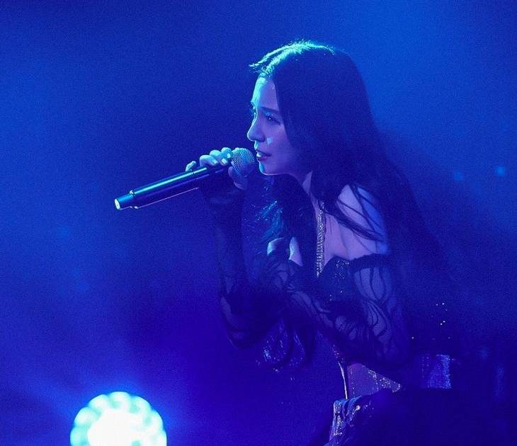 May J.、『Silver Lining』の世界観を再現するライブを実施！「CDで伝えられなかった部分を表現」 – THE FIRST TIMES