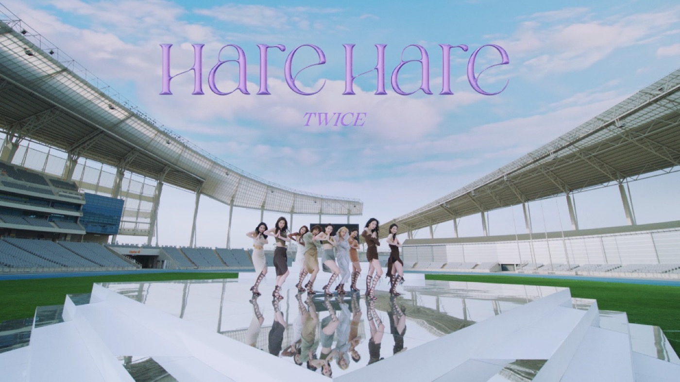 TWICE、青空のもとスタジアムでキレキレのダンスを披露する「Hare Hare」MV公開 – THE FIRST TIMES