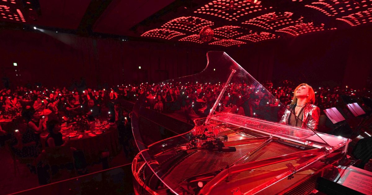 YOSHIKI、世界一豪華なディナーショー開幕。TLRSメンバーがサプライズ登場、XYとのコラボステージも – THE FIRST TIMES
