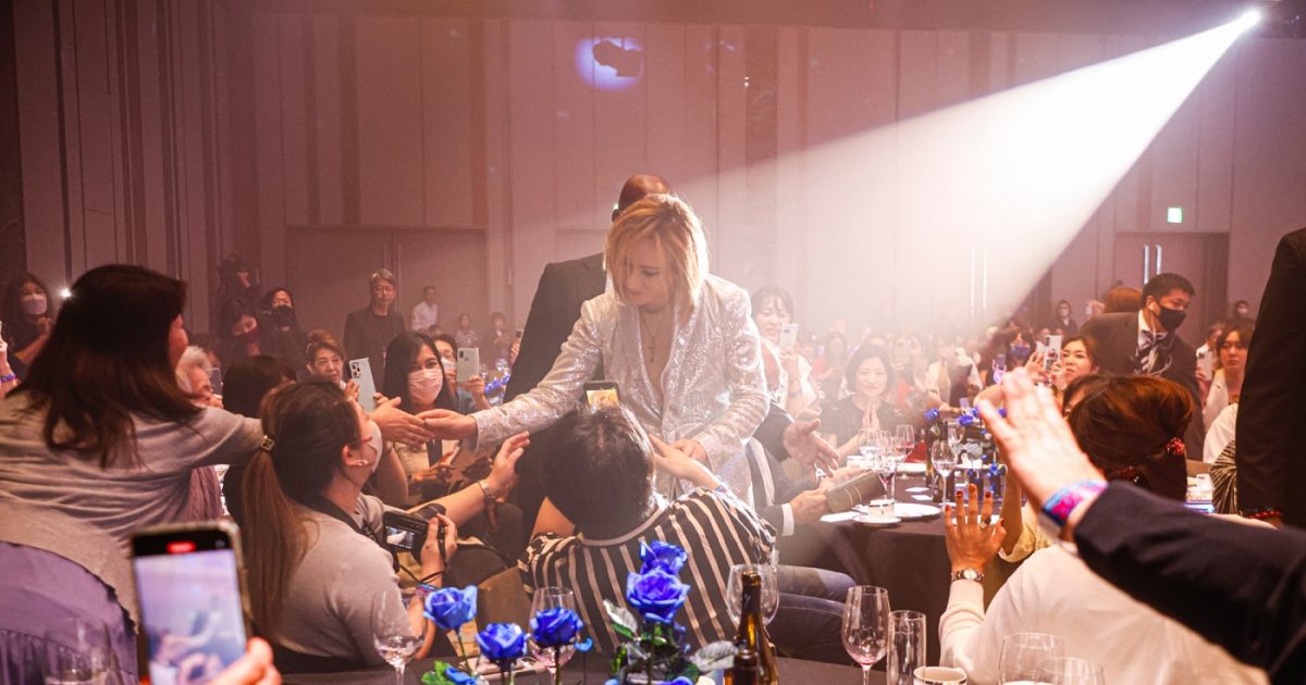YOSHIKI、世界一豪華なディナーショー開幕。TLRSメンバーがサプライズ登場、XYとのコラボステージも – 画像一覧（4/13） – THE FIRST TIMES