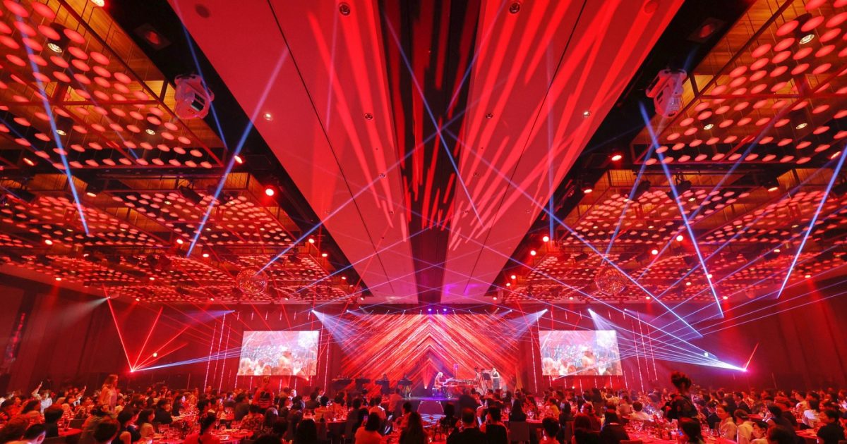 YOSHIKI、世界一豪華なディナーショー開幕。TLRSメンバーがサプライズ登場、XYとのコラボステージも – 画像一覧（10/13） – THE FIRST TIMES