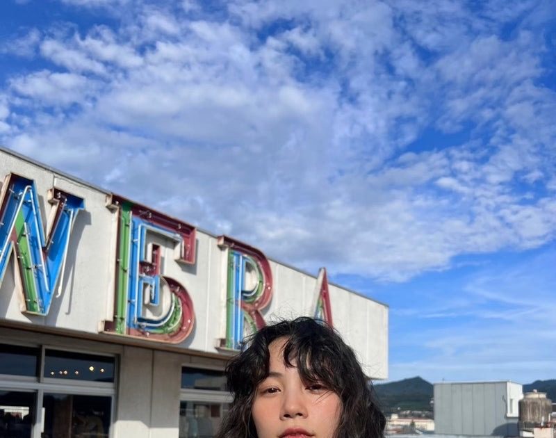 のん、虹色に輝くシャツ＆ゆるふわヘアの野外オフショに「いい天気にいい女」「髪型エモい」 – 画像一覧（7/7） – THE FIRST TIMES