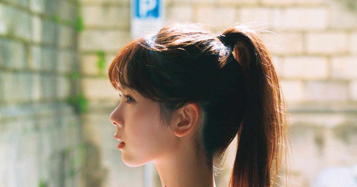 乃木坂46筒井あやめ1st写真集より、ポニーテールの横顔ショットが先行公開！「こんなに素敵に撮っていただいてうれしい」 – THE FIRST TIMES