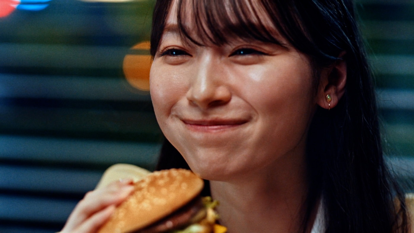 櫻坂46守屋麗奈が“ビッグマック”(R)を手に笑顔！新TVCMにて80年代名作アニメとコラボ – THE FIRST TIMES