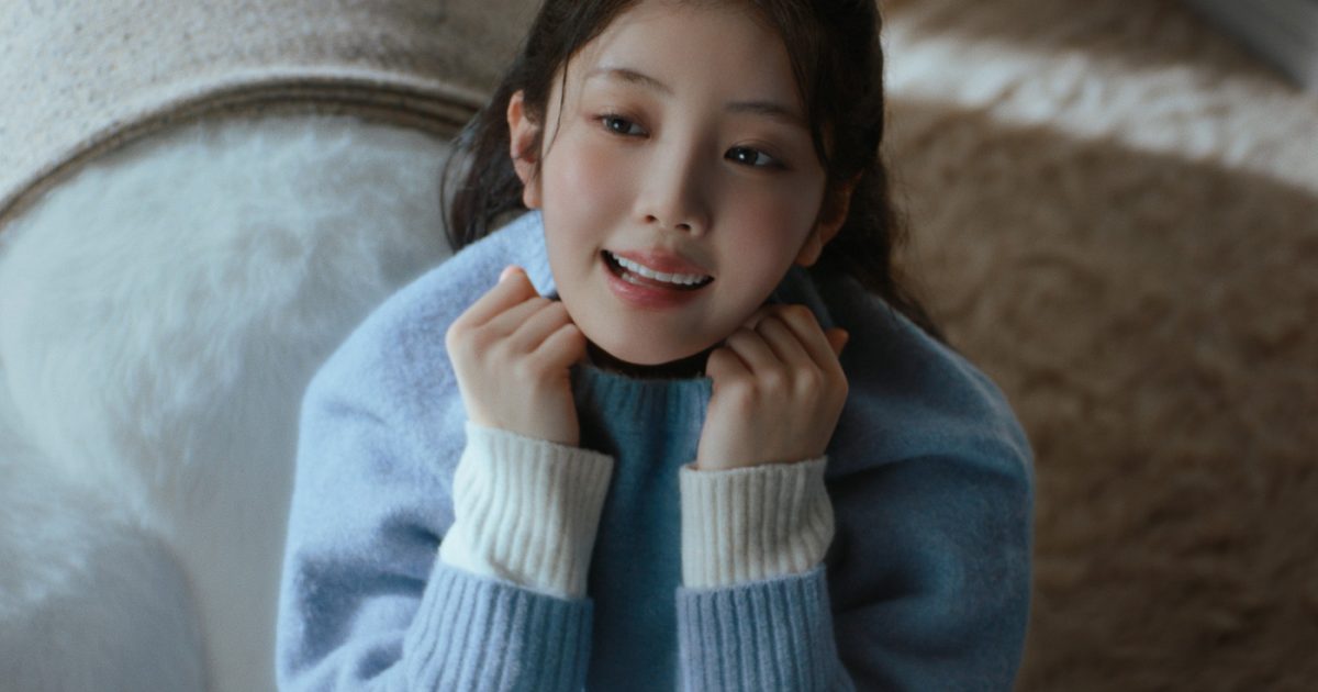 ILLIT、ユニクロ新WEB CMに登場！メンバー全員が“ふにっ、ふわっ”なスフレヤーンニット着用 – 画像一覧（18/21） – THE ...